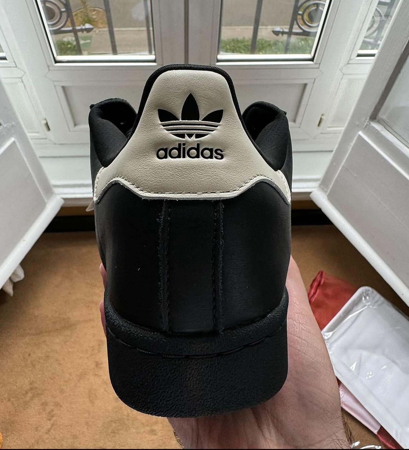 不玩調色盤！Pharrell 親曝 adidas Superstar 92 全新聯名之作