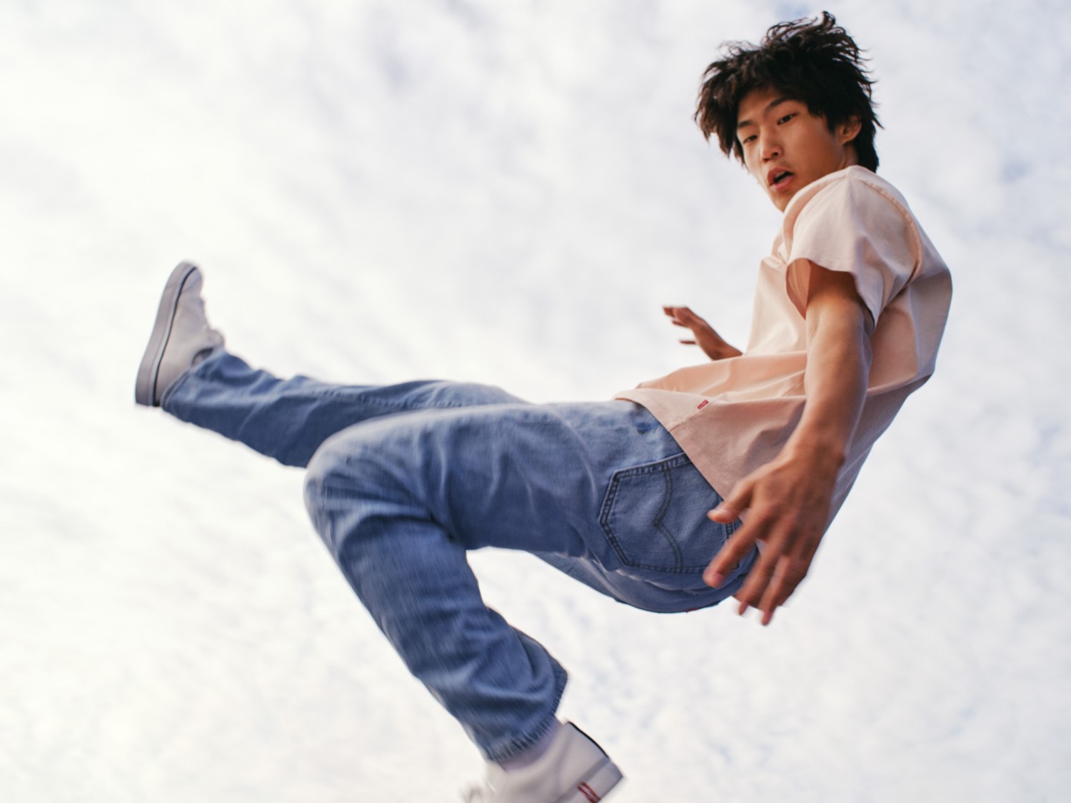 Levi’s® COOOOOL 系列涼感丹寧正式登場，體驗裸裝上身涼爽穿著