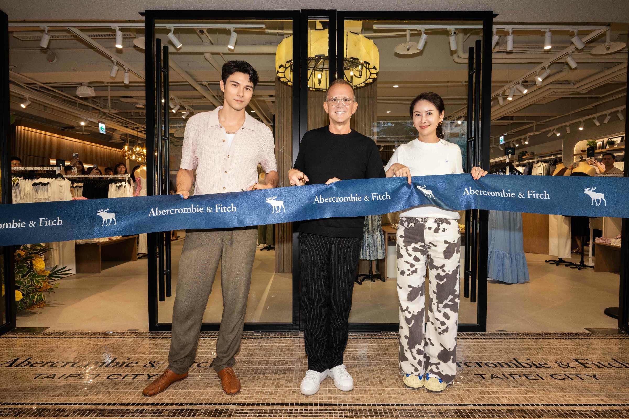 麋鹿風潮再度吹起！Abercrombie & Fitch 台北忠孝假日概念店正式
