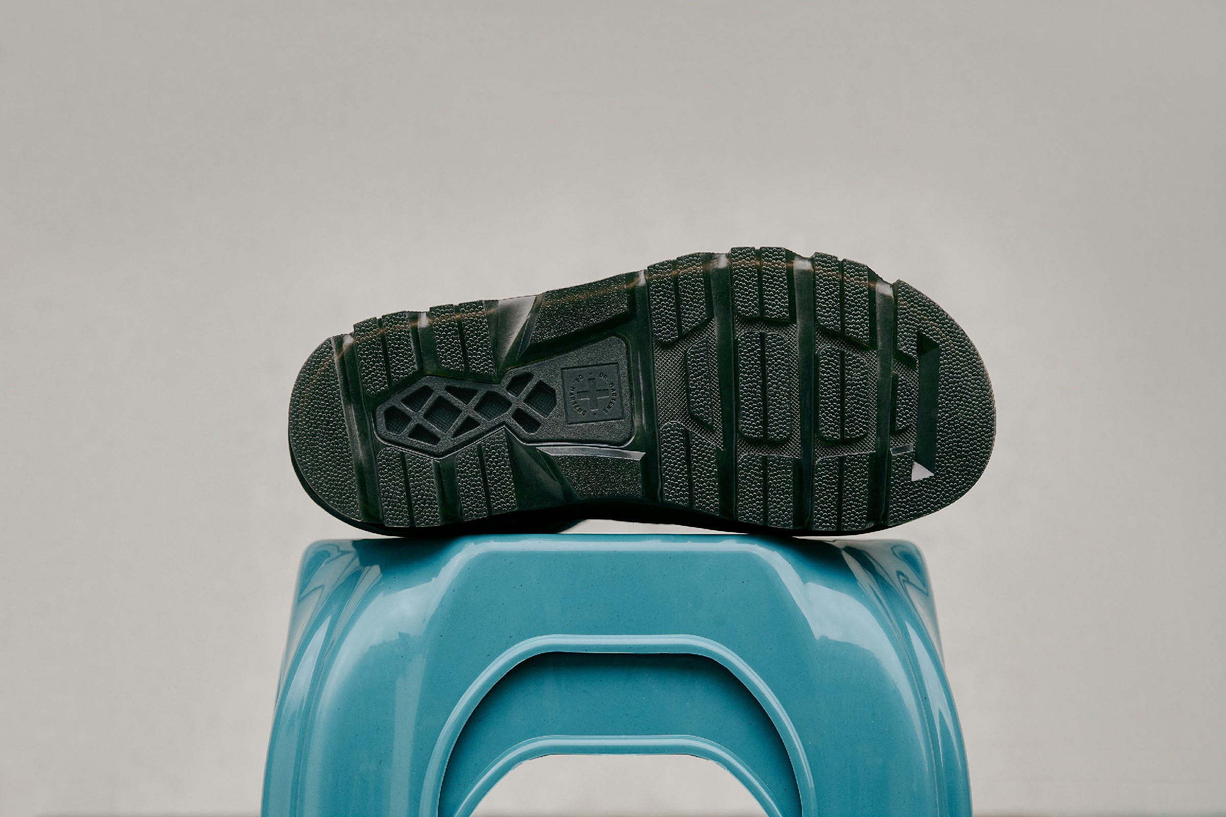 堅韌DNA碰上舒適新基因！Dr. Martens 全新 Zebzag Laceless 靴款