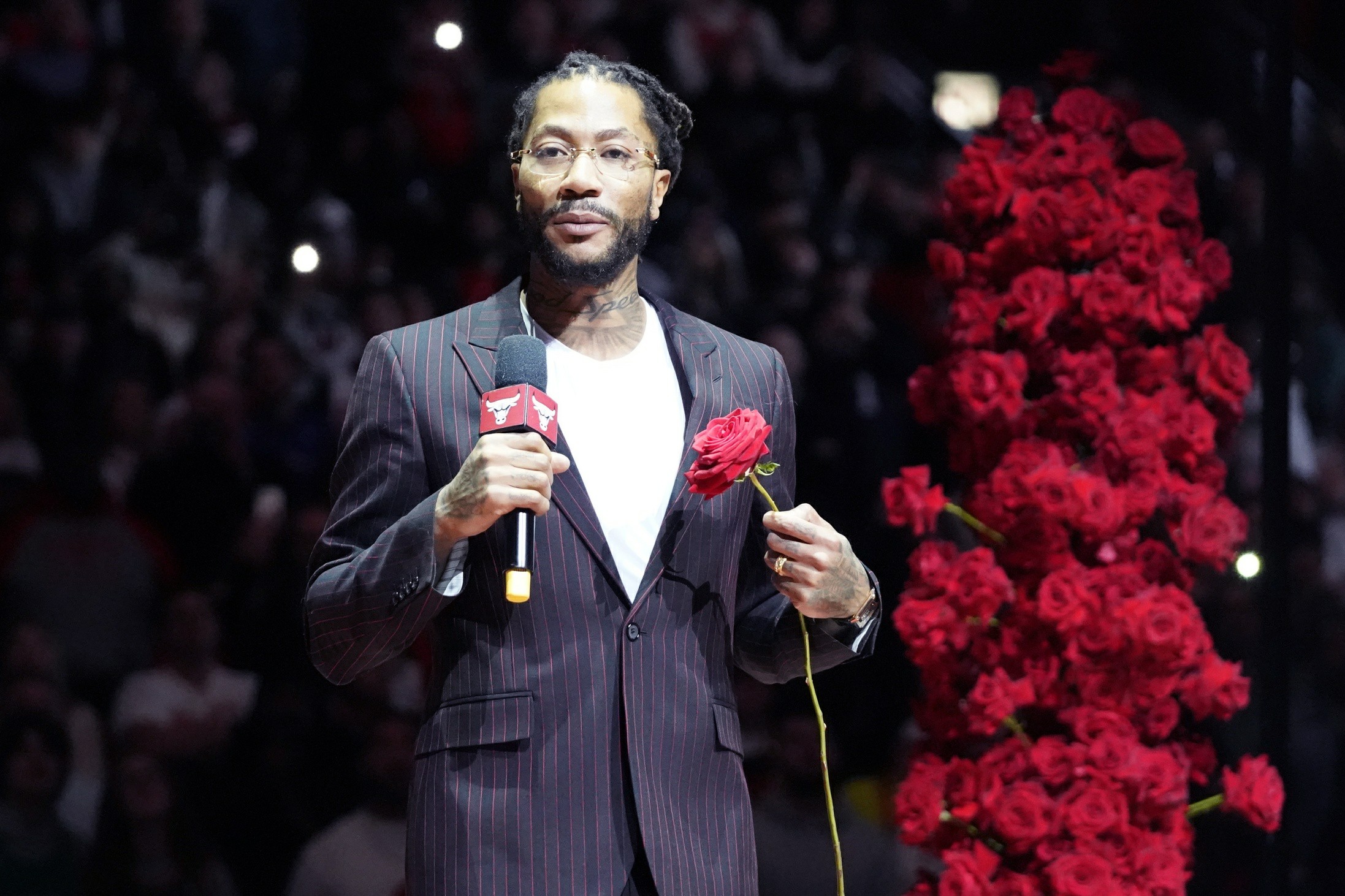 公牛隊宣布 Derrick Rose 球衣正式退役，本人卻因「閃電俠雕像」