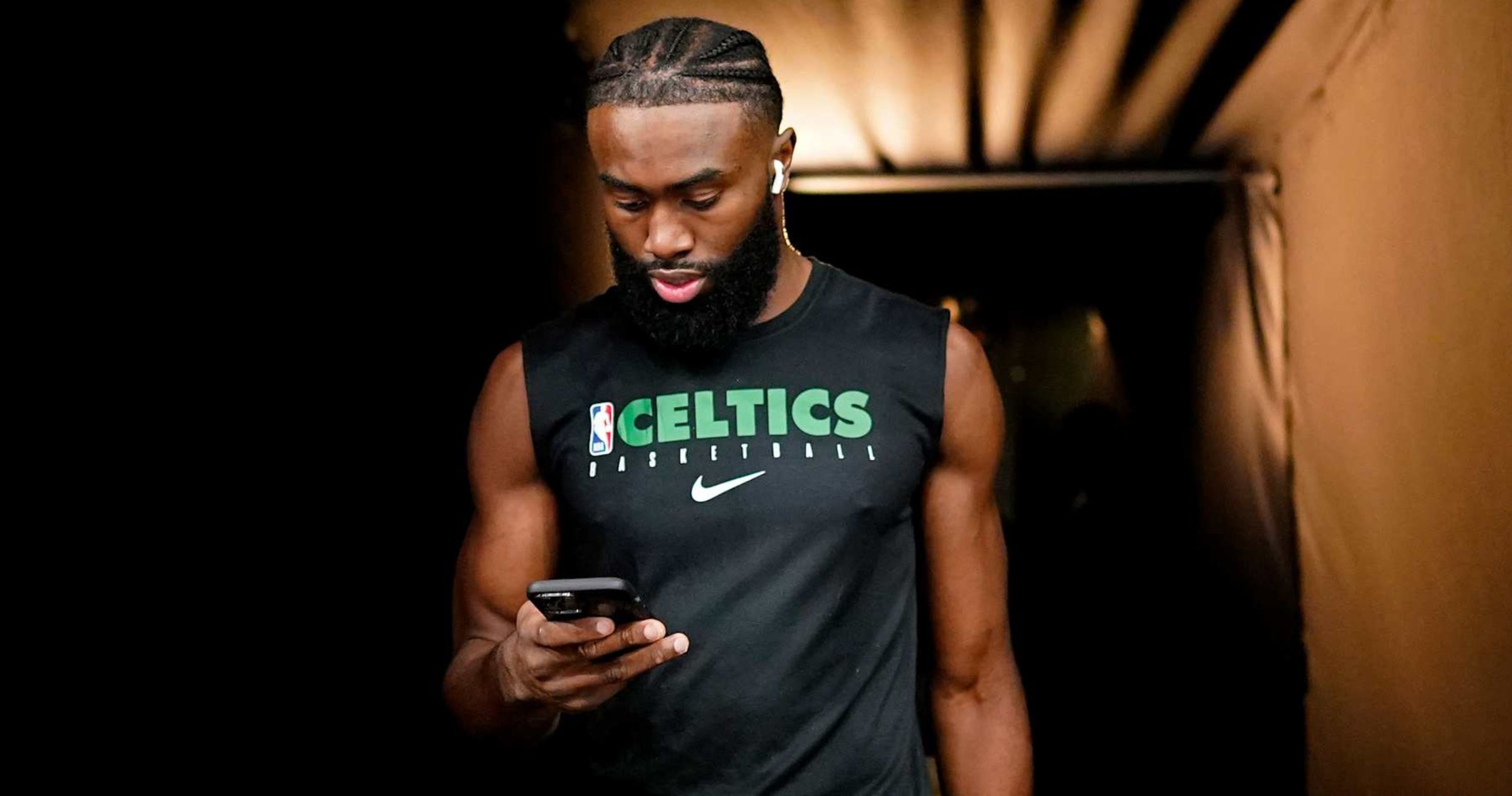 NBA 防簽賭政策將禁止球員在賽事中使用手機與社群，網友幽默表示