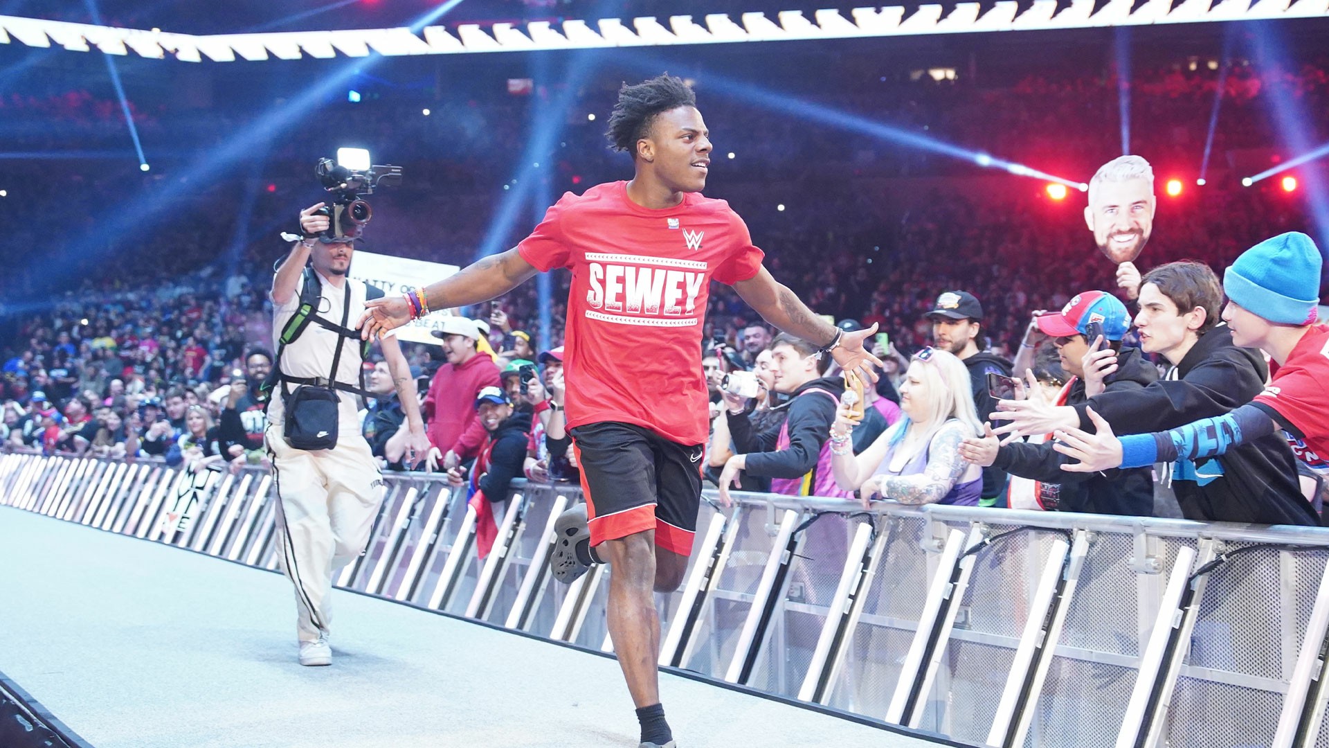 「甲亢哥」iShowSpeed 驚喜亂入 WWE 皇家大戰，上場慘遭秒殺！