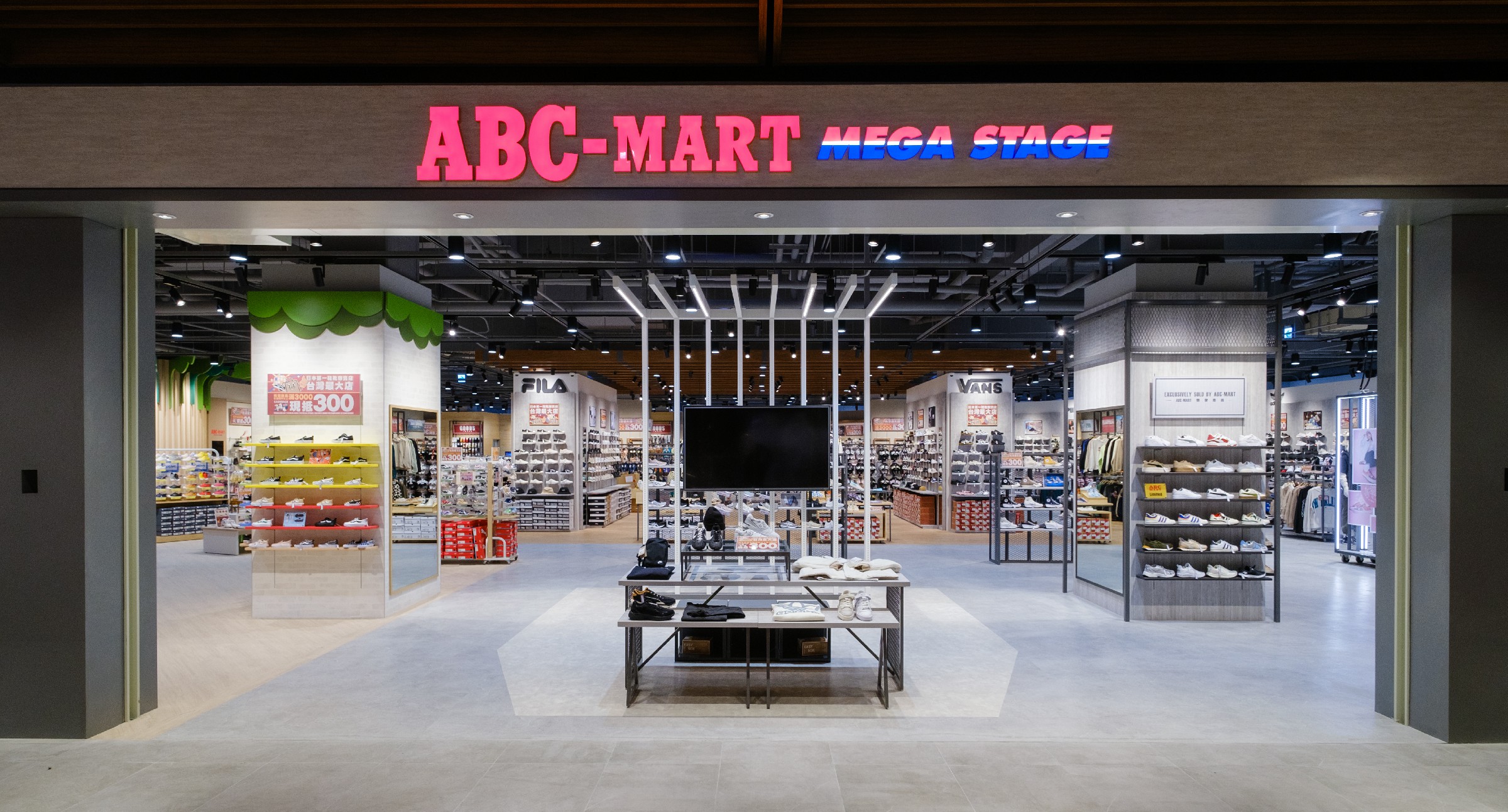 ABC-MART MEGA STAGE 2.0『超大型』插旗台中三井LALAPORT！