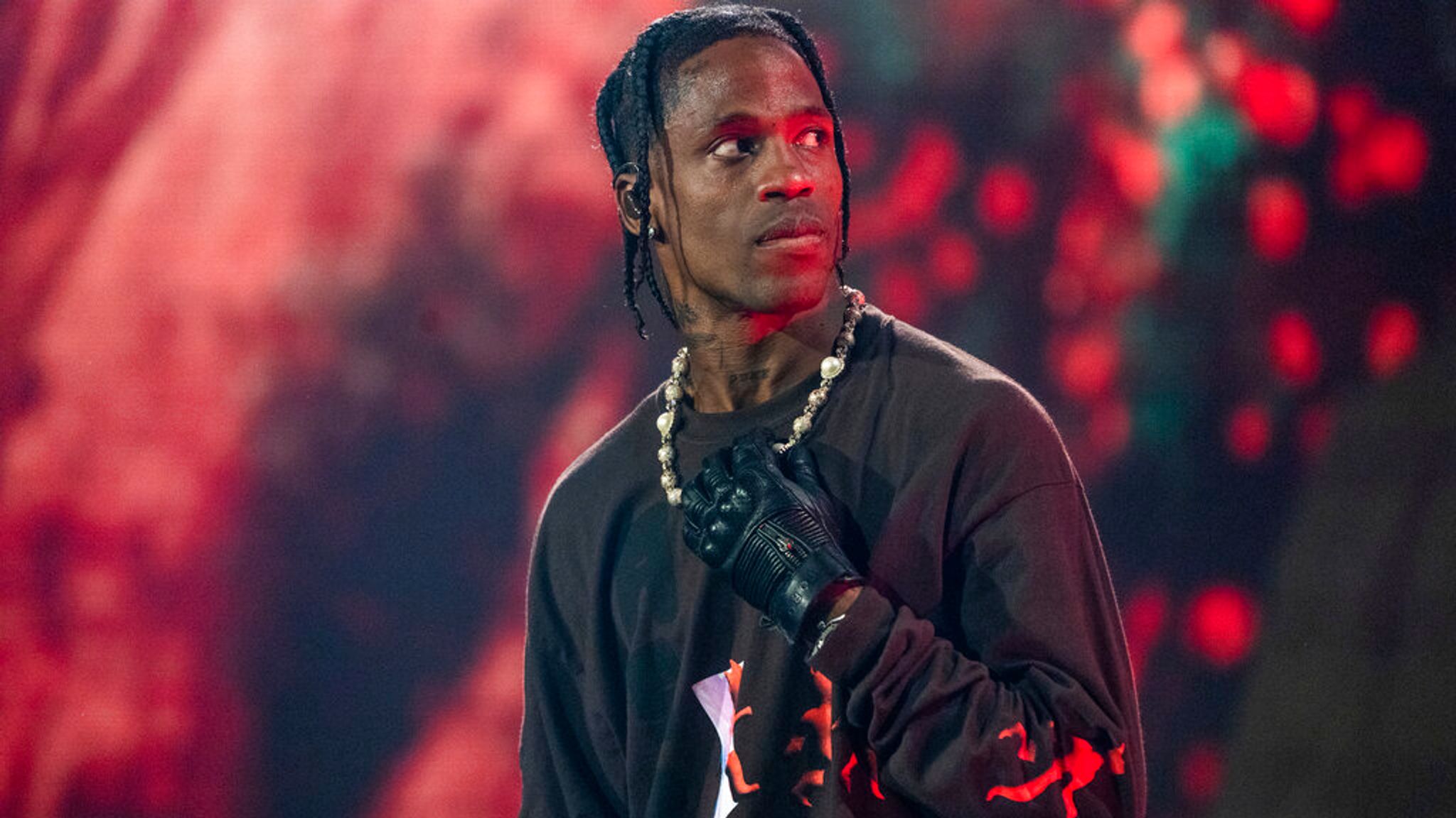 演唱會爆發8人死亡悲劇，Travis Scott 憔悴回應事件後續！