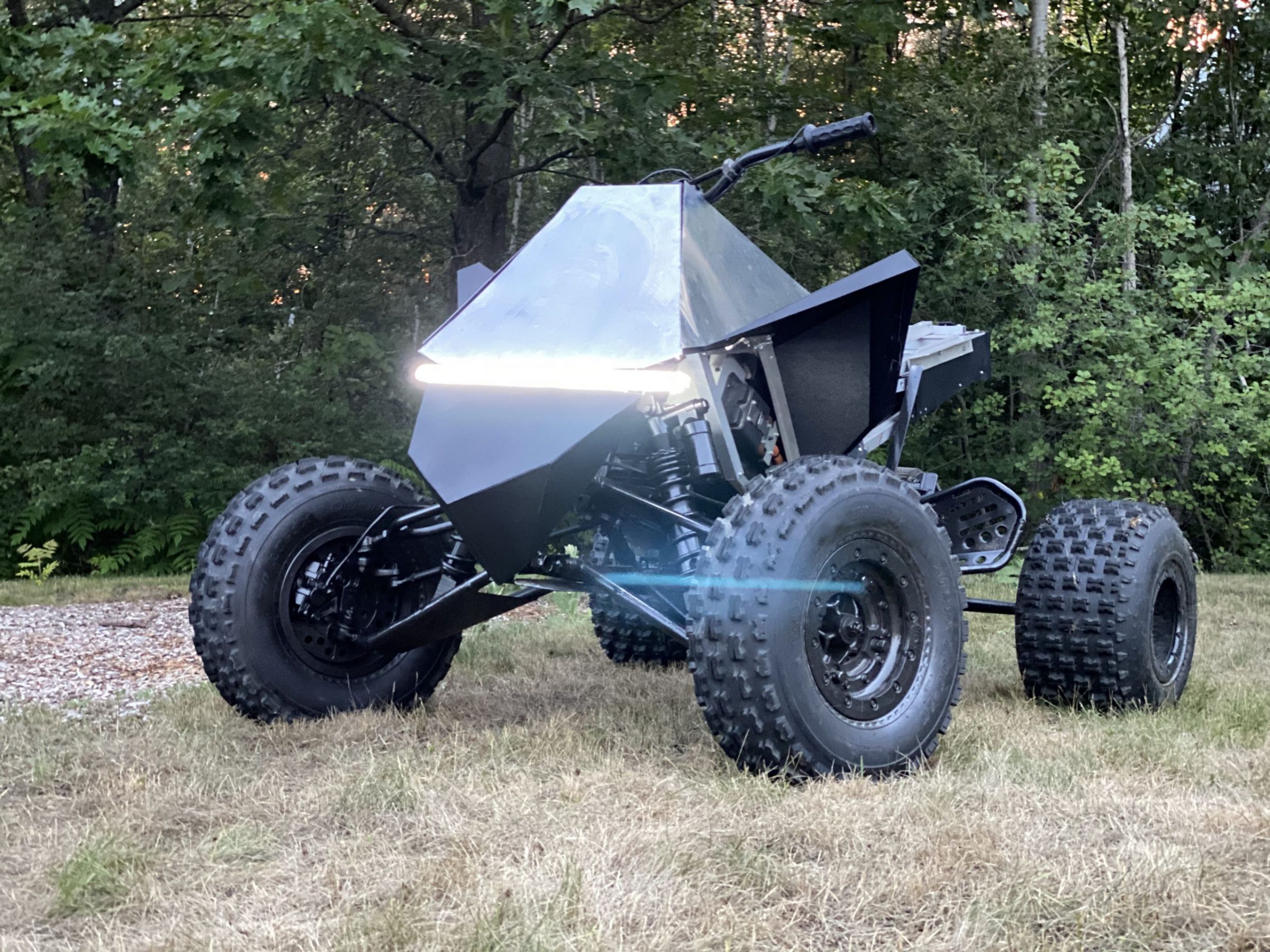頂級規格！Tesla 推出兒童版本 Cyberquad 全地形車